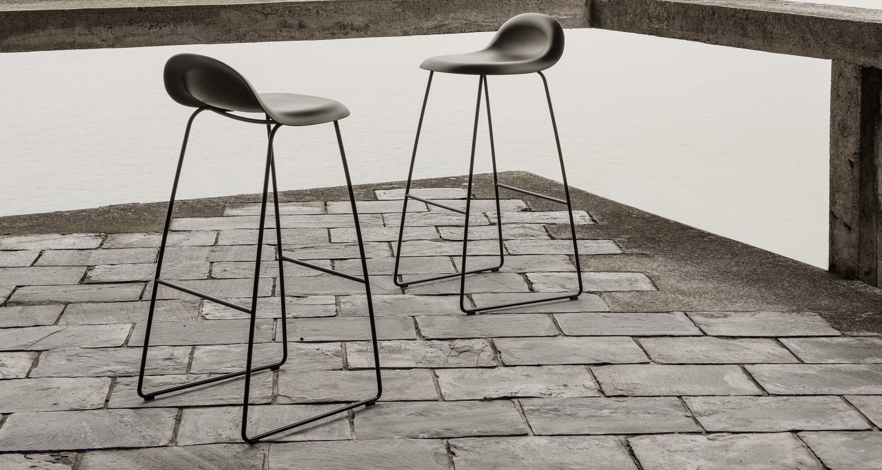 GUBI 3D Bar Stool - Un-Upholstered, Sledge Base, Wood Shell | Gubi | Rypen